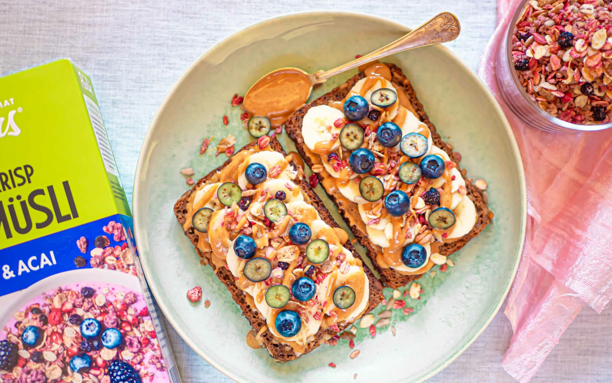 Toast med fullkorn, jordnötssmör och blåbärsmüsli | Paulúns